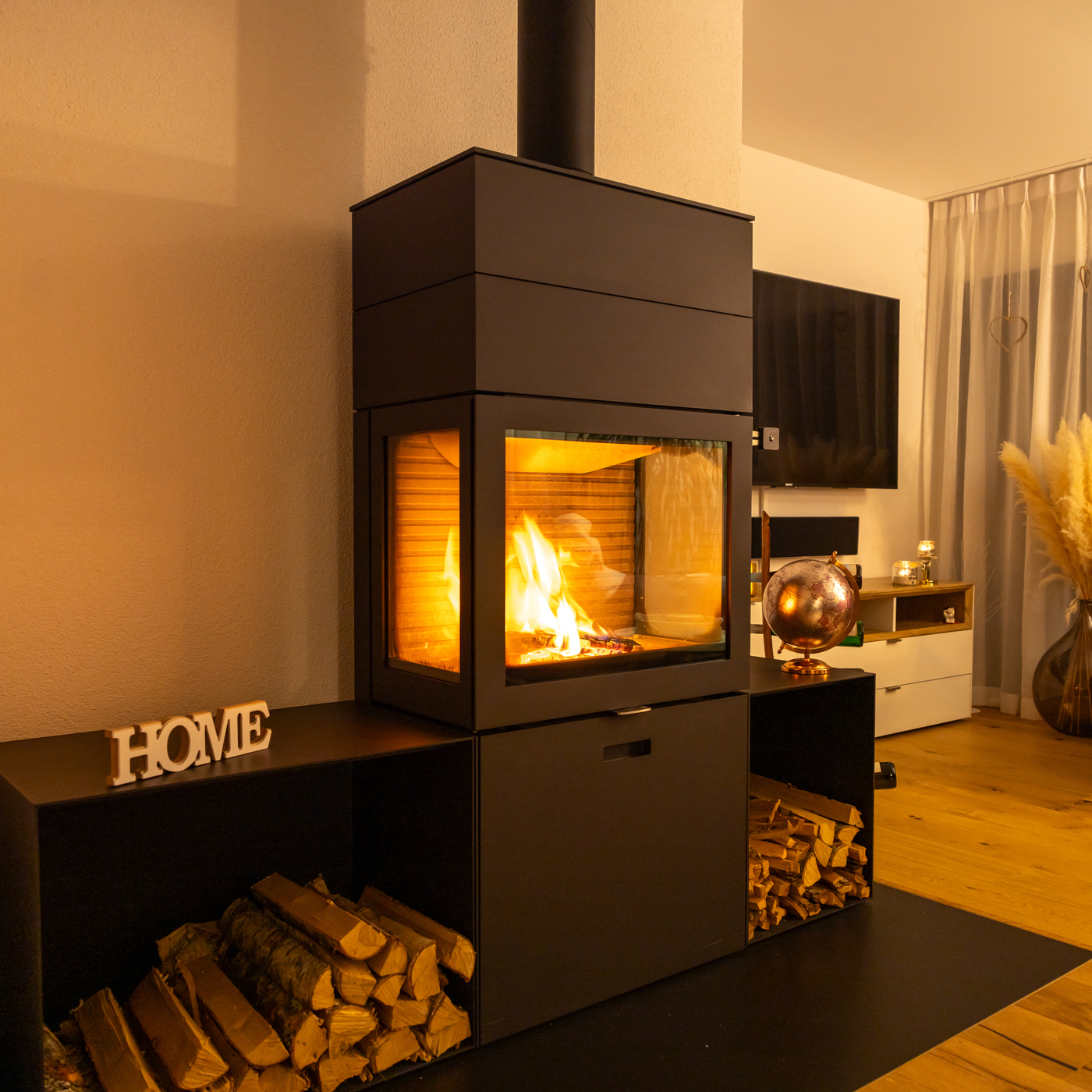 Der Holz-Kaminofen MAX 600 bringt wohlige Gemütlichkeit ins Haus. | attika